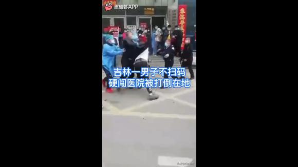 吉林省四平市伊通满族自治县医院门口,一男子不扫码