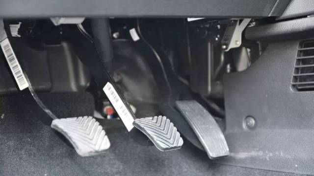 刹车和离合能同时踩下去吗?老司机说出答案,看看自己做错没!