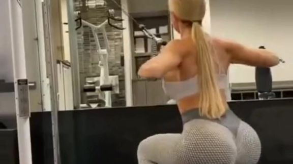 健身房里锻炼身体就是不一样,妹子坚强的意志锻炼出骄傲的身材