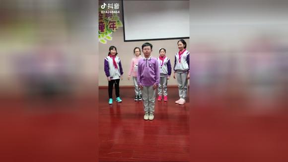 这个小学生一来就说会跳C哩C哩舞,他一跳我就跪了