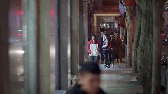 甘敬说不回家能去哪啊,谁知嘉禾一听,马上说我带你去一个地方