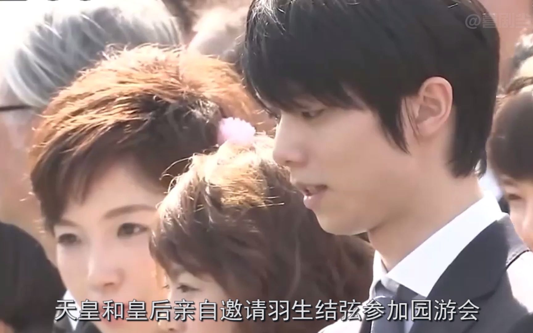 羽生结弦人气有多高?被公主疯狂追捧,11万人涌上街道为其应援