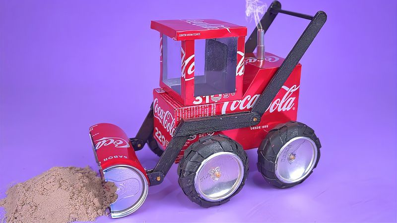小伙劳动致富,用易拉罐打造一辆推土机,成品超给力!