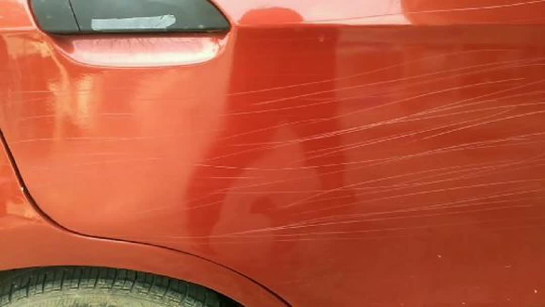 车子满身的划痕,小伙教你,不喷漆处理掉划痕,最后效果太好了。