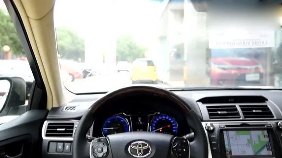 凯美瑞车内功能演示,内饰的做工很精致,用料也可以,颜色也很棒