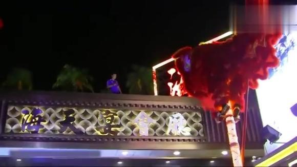舞狮习俗表演:礼花绽放的那一刻,太美了!