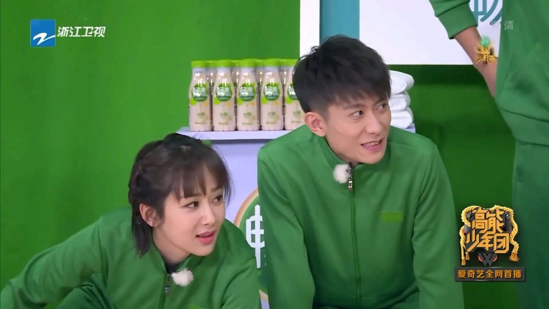 高能少年团:王俊凯上台天气播报,屏幕只剩脑袋,亲身体验风雨