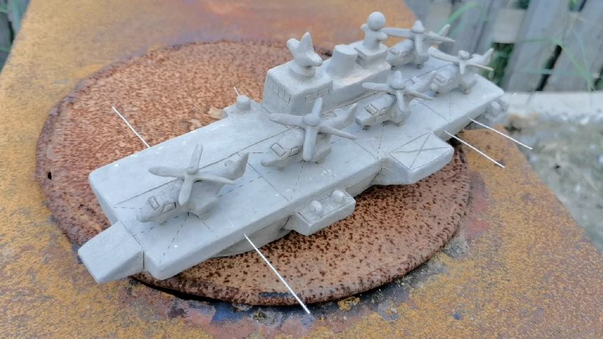 泥巴手艺人用泥巴制作两栖攻击舰模型