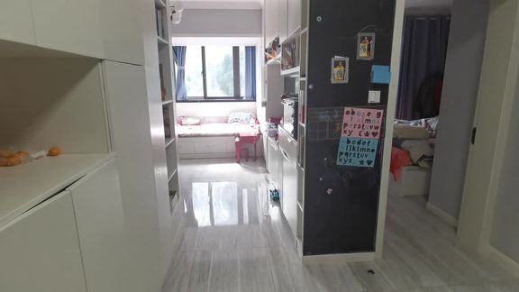 18、3号地铁口旁,唯一一套一房改两房户型,商品房,一年左右精装修,送...