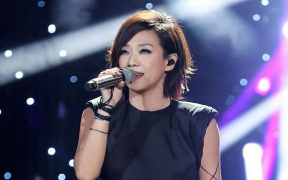 林忆莲翻唱许巍老歌《蓝莲花》,温柔唱腔,比原版更震撼人心