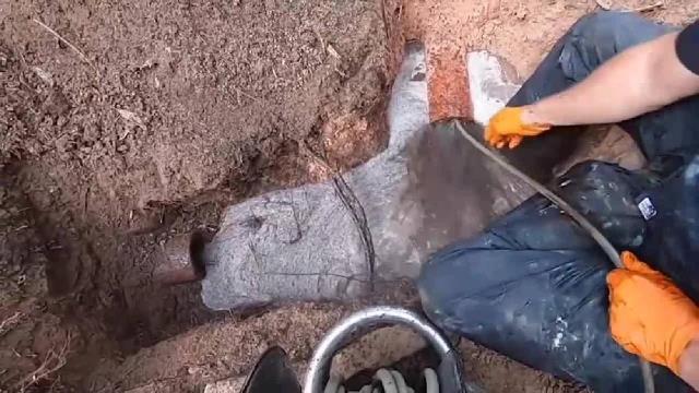 实拍专业师傅疏通堵塞的排污管道,这方式简单粗暴!