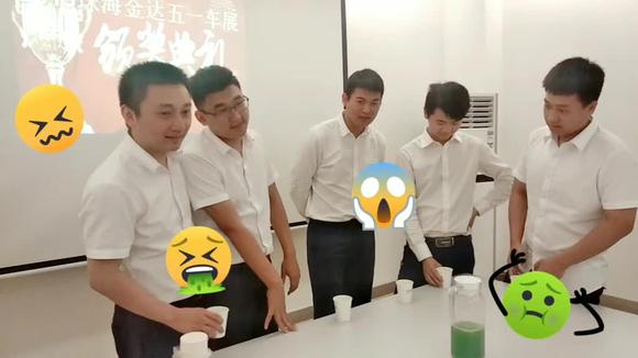 这就是销售目标没达成的惩罚,吃得苦中苦~喝的纯苦瓜汁
