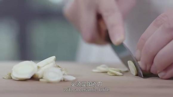 奢侈美食 老母鸡炖野山参须,椴树蜜浸野参切片,留存百年