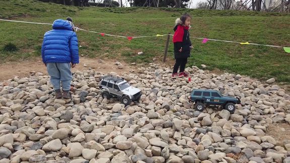 周末了看孩子顺便跟朋友玩下仿真车