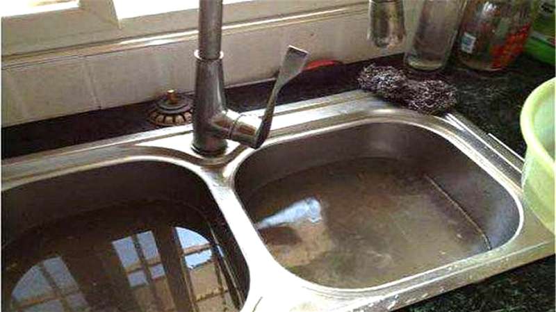 厨房下水道堵了别着急,疏通师傅教我个窍门,3分钟就立马疏通