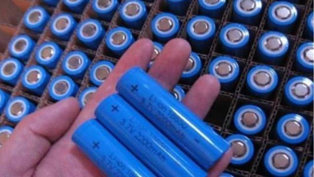 拆开特斯拉的电池,维修工很诧异,7000多节“5号电池”映入眼帘