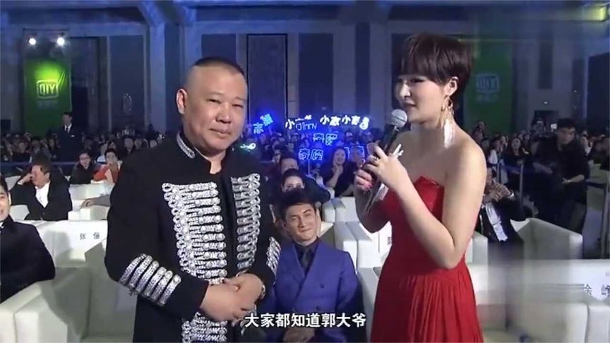 晚会:女主持竟敢调侃郭德纲,被老郭反击的毫无还手之力,精彩