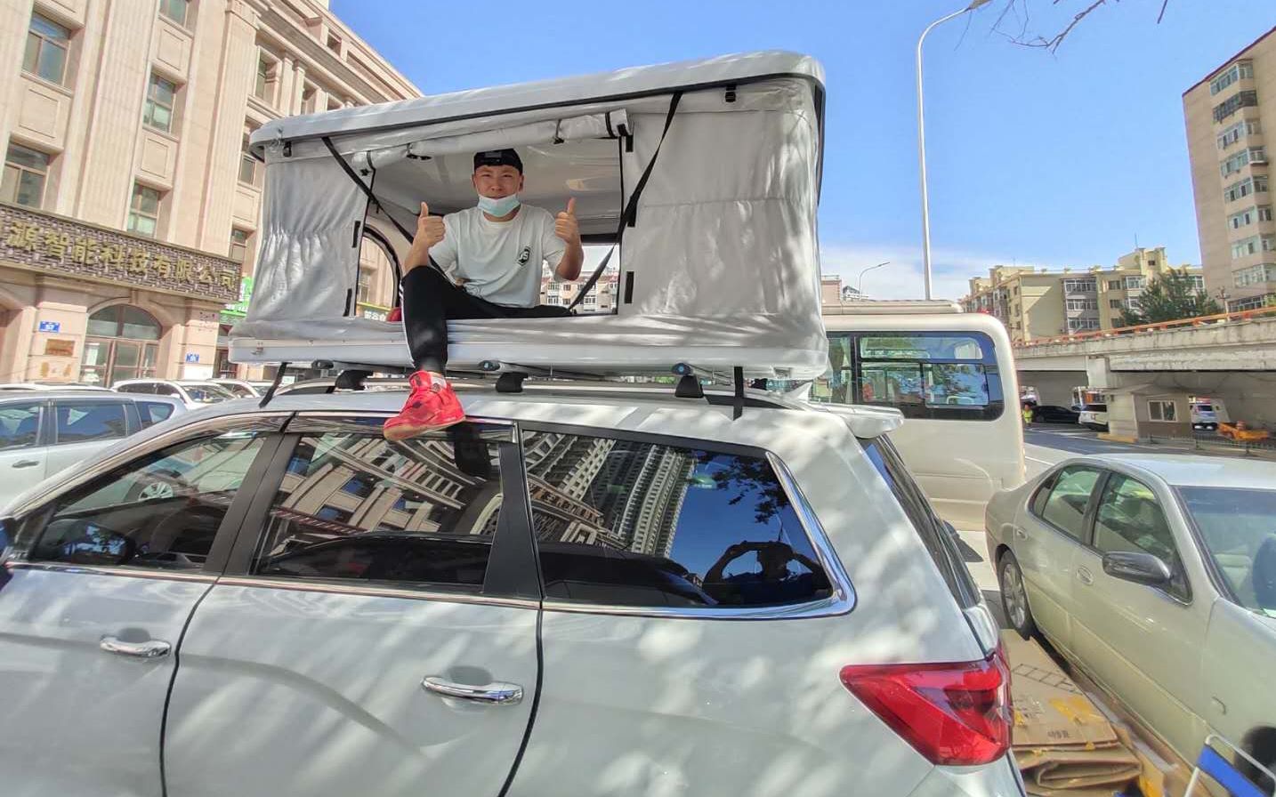 东北小伙,帮60岁的网友大叔,安装车顶帐篷