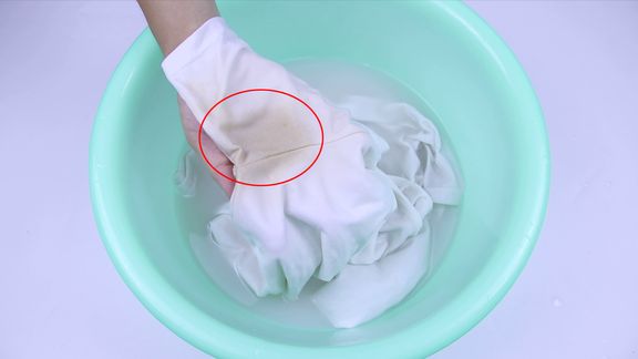 白衣服发黄别愁,教你一招清洗方法,不用漂白剂也能洗的洁白如新