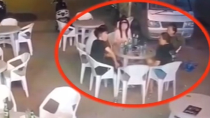 河北廊坊一轿车冲进夜市撞飞数人