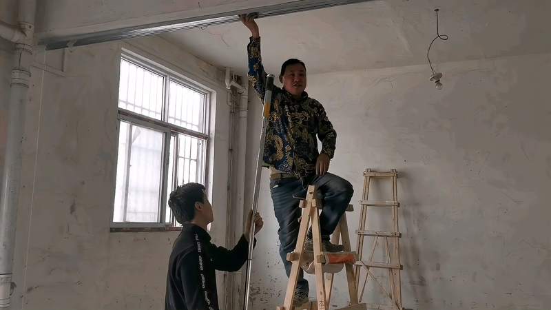 第一次见吊顶神器往水泥梁上射钉,没想到这么轻松