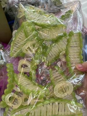 便宜她妈妈给便宜开门,便宜到家了#头饰发饰 #发夹