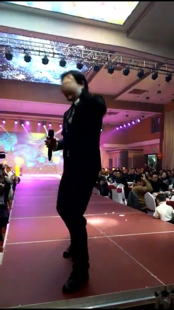 公司年会请的明星唱歌,可我记不起是谁?