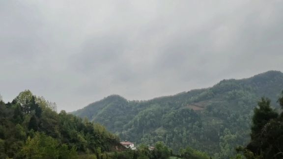 群山重重叠叠,像波涛起伏的大海一样,雄伟壮观。