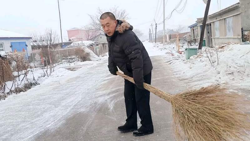 清晨下雪了,推开门开始了一天的忙碌,这就是农村生活!