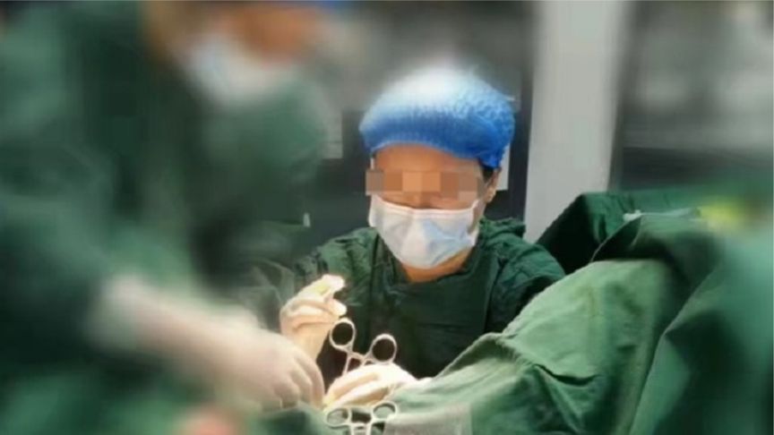 西安一整形专家在自己门诊整形身亡,宣传页介绍:生前有多个头衔