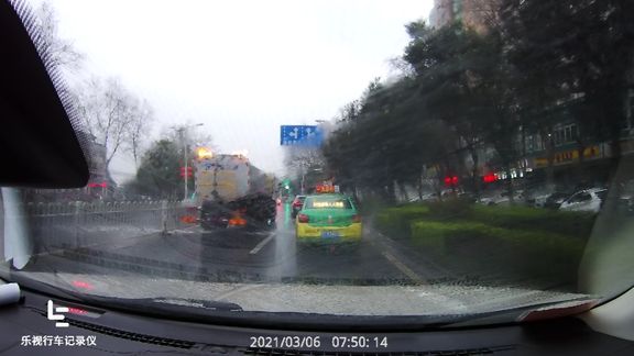 襄阳:雨中作业的洒水车