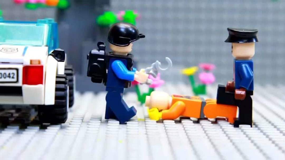 笨贼藏在垃圾桶里 最终被乐高城市警察抓住