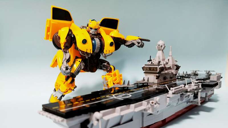 两栖攻击舰模型拼搭全过程,1088片积木颗粒,还有变形金刚大黄蜂