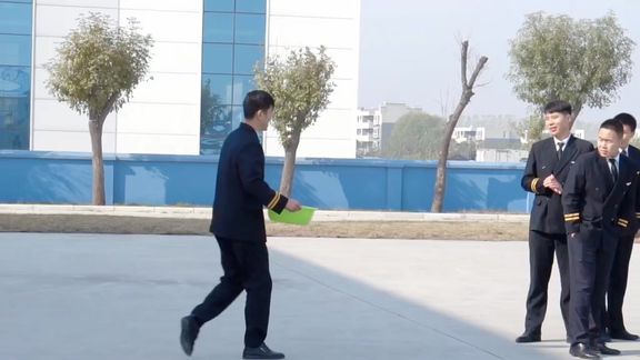 “泼水前的排练”:亮点就是个这个手势了
