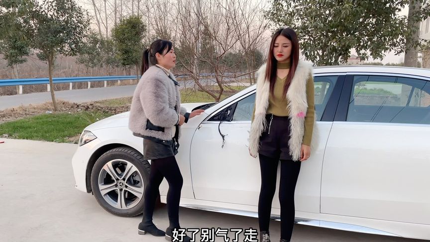 丹丹的奔驰车还没上牌,被撞了,后视镜都撞飞了,车遍体鳞伤