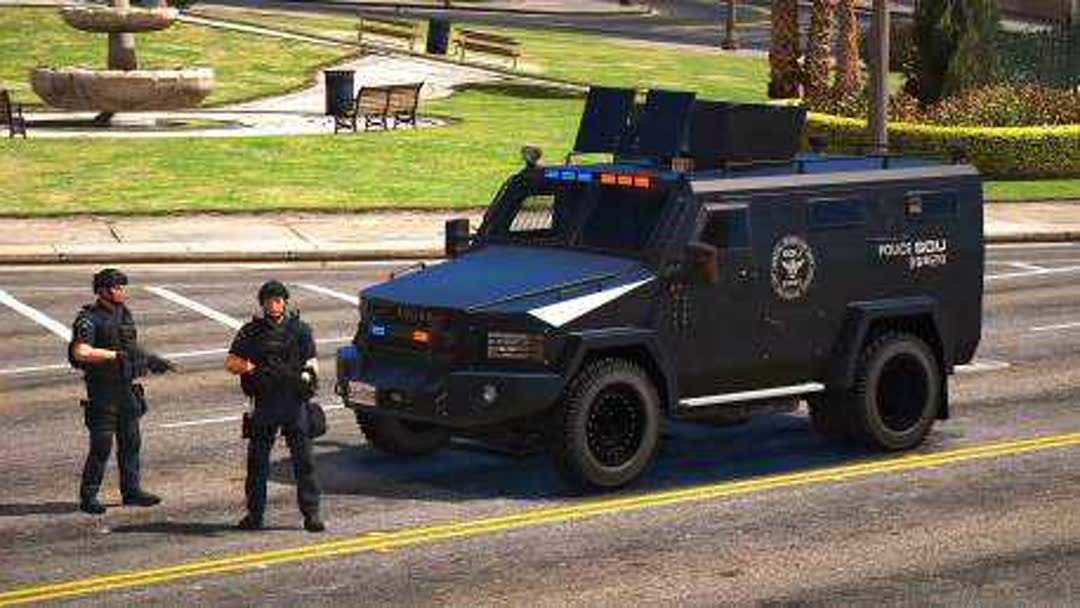 GTA5警察模拟:开特警防暴装甲车追捕被抢运钞车