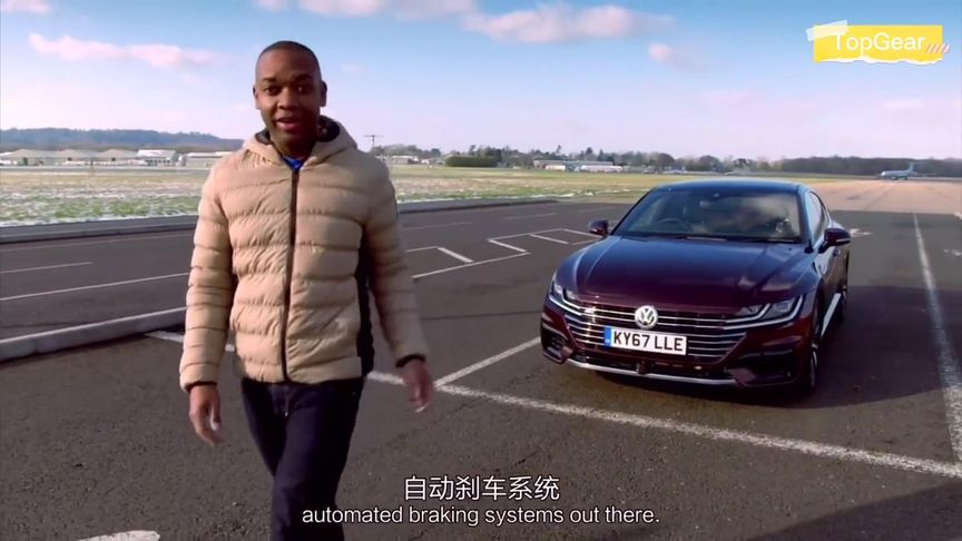 为测试大众一车的自动刹车系统是否有效,小黑亲自上阵结果很悲催
