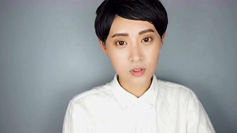 妹子模仿男生化妆,化完妆后太酷了,男生也可以这样化妆
