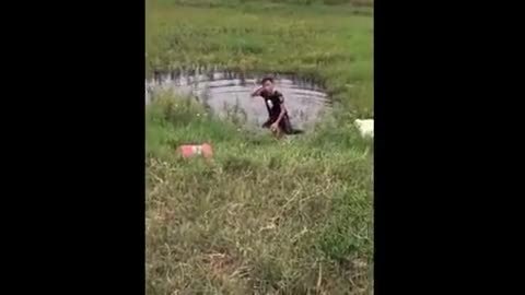 广西老表跟美女拍照耍流氓,被打的很狼狈以后...