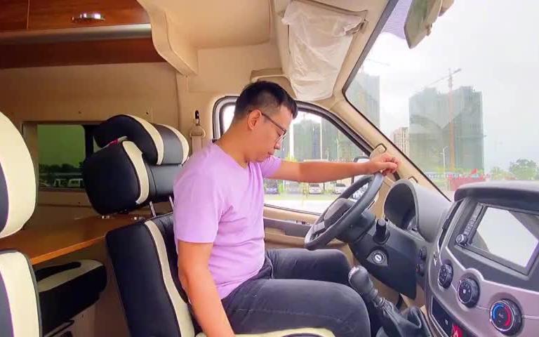 低于20万的房车来了,长轴高顶底盘,车内两张双人床