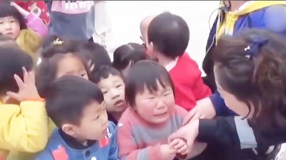 幼儿园举行地震逃生演练,萌娃哭成一片大喊“妈妈”