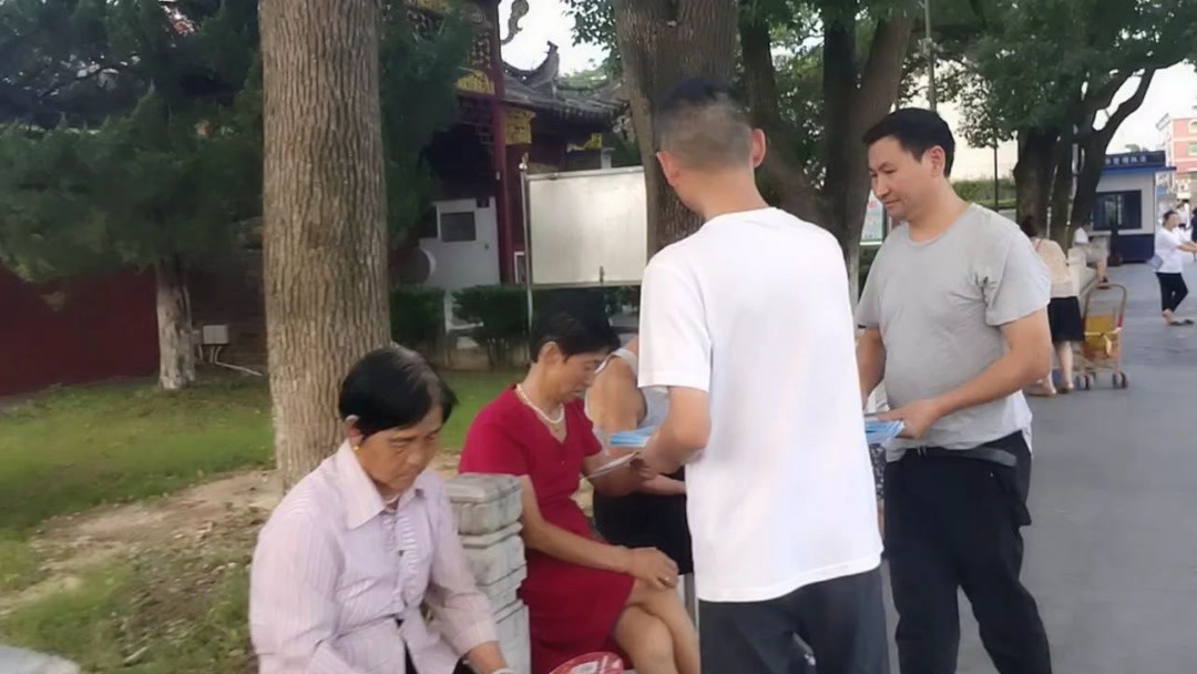 映前发放宣传单