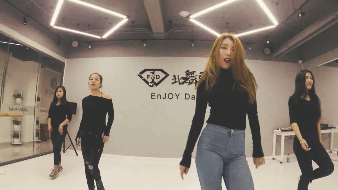 爵士舞视频教学_女生简单易学舞蹈视频