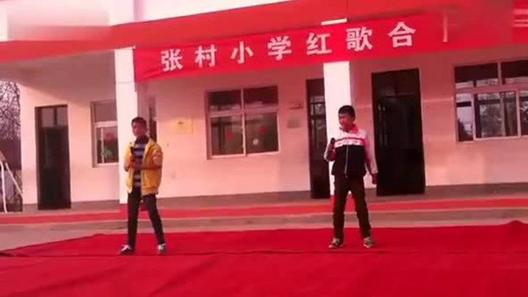 小学生逆天演唱疯狂版 在全校面前嗨c