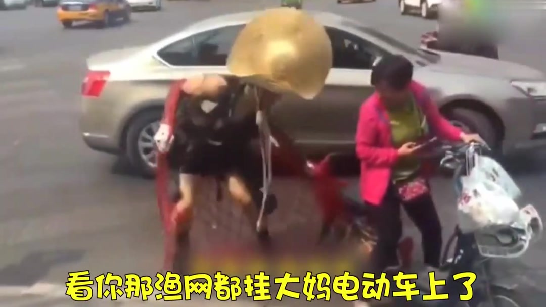 男子徒手推车太奇葩!开车神人真是多