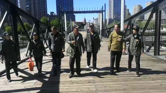 首届全国英模代表大会部分后代(重走父辈路)在天津金汤桥