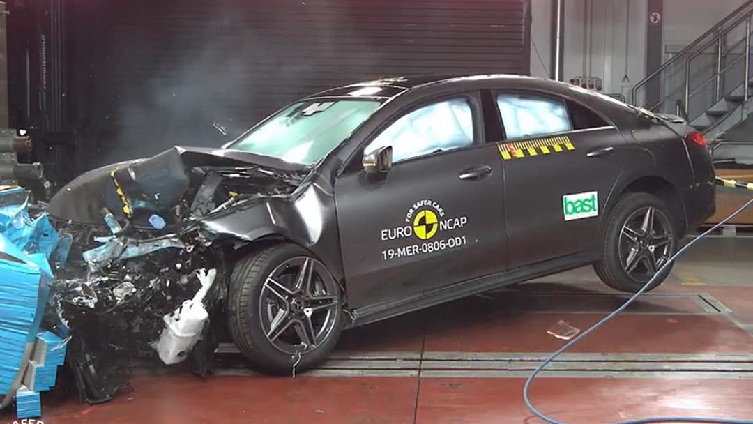 这款年轻人喜欢的轿车安全吗?碰撞测试里有答案
