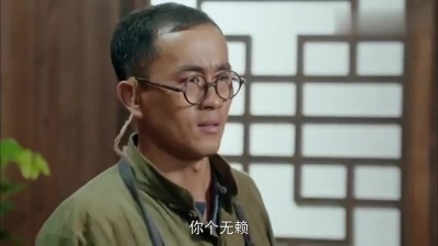 不可能完成的任务:男子为其母亲披麻戴孝,小伙只好躲进被窝。