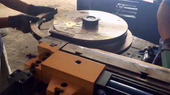 半自动液压弯管机方管圆管不锈钢铁管镀锌管。