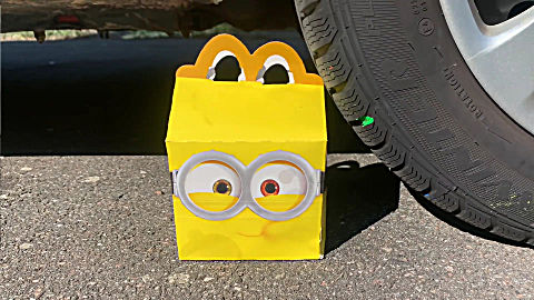 把纸盒、饮料、果酱放在车轮碾压,勿模仿